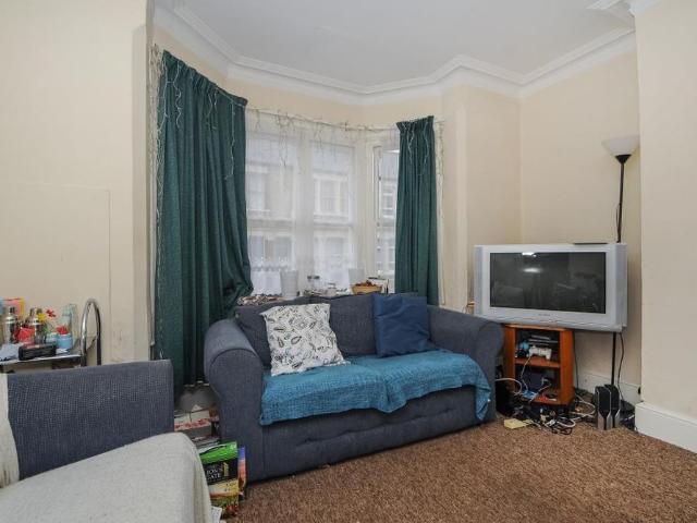 6 bedroom terraced house to rent