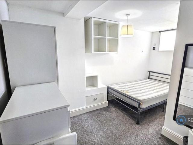 6 bedroom terraced house to rent
