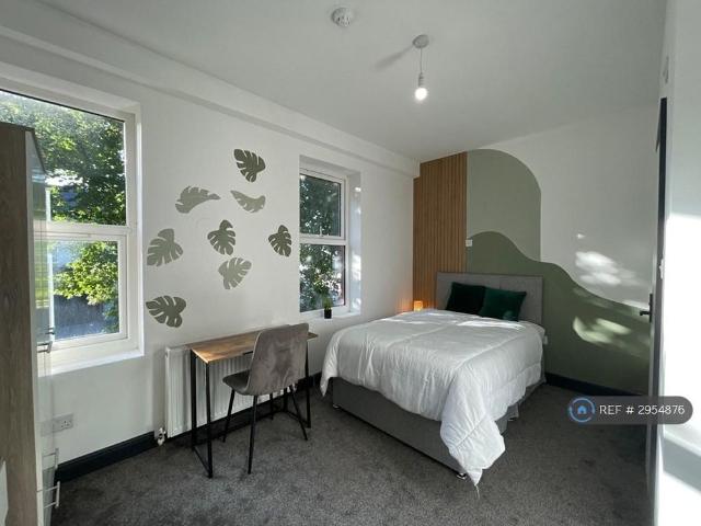 6 bedroom terraced house to rent