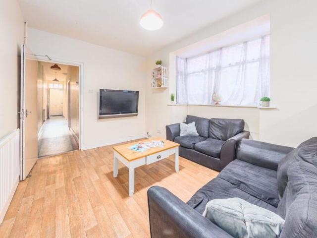 6 bedroom terraced house to rent