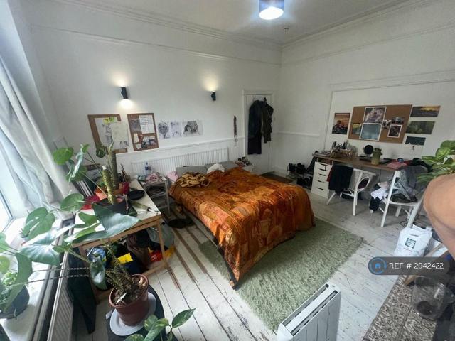 6 bedroom terraced house to rent