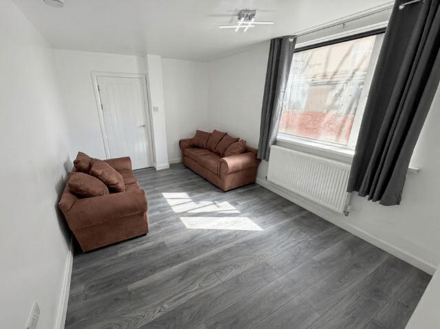 6 bedroom terraced house to rent