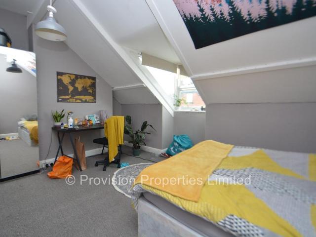 6 bedroom terraced house to rent