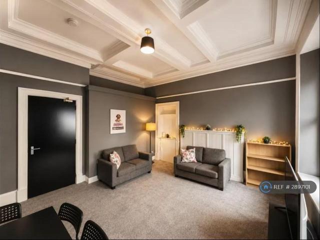 6 bedroom terraced house to rent