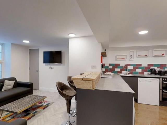 6 bedroom terraced house to rent