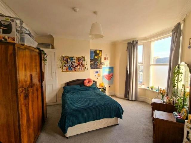 6 bedroom terraced house to rent