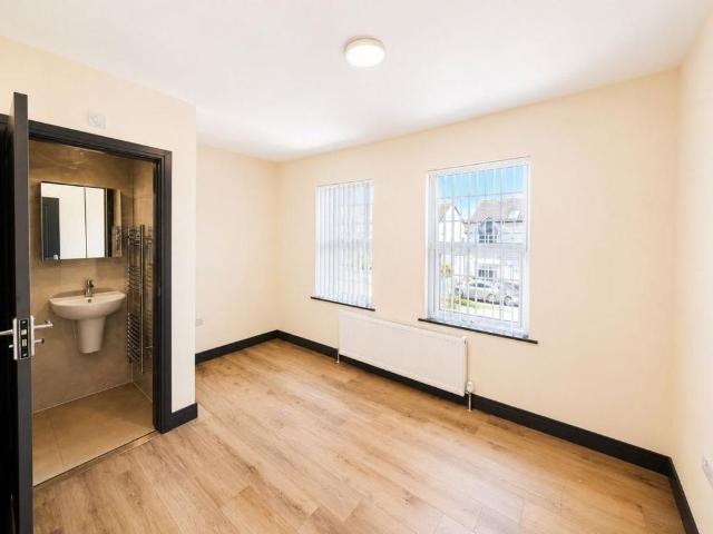 6 bedroom terraced house to rent
