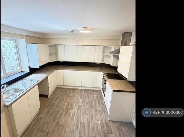 6 bedroom terraced house to rent