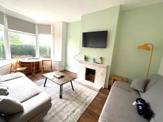 6 bedroom terraced house to rent