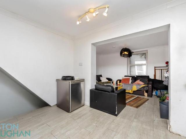 6 bedroom terraced house to rent
