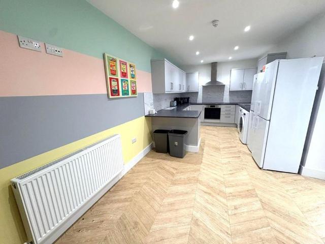 6 bedroom terraced house to rent