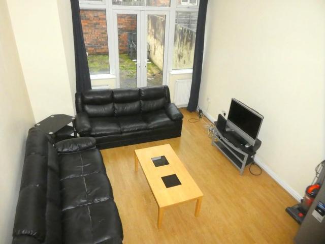 6 bedroom terraced house to rent