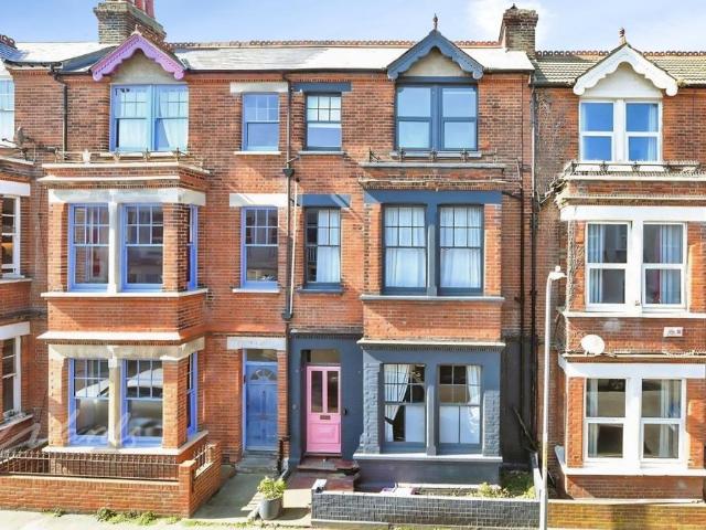 6 bedroom terraced house to rent