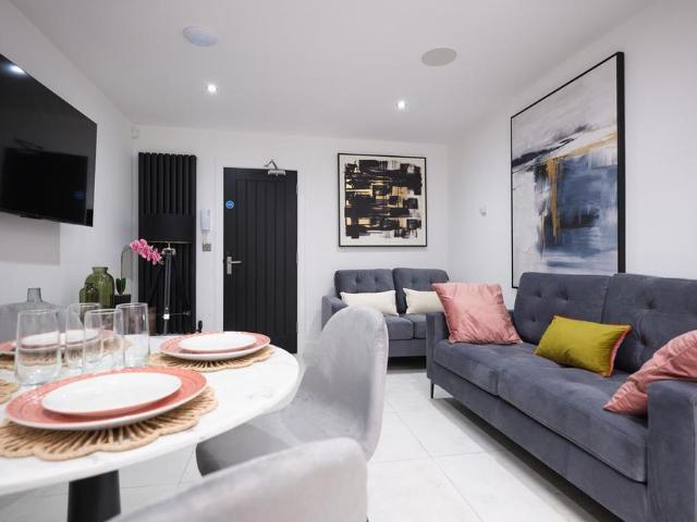 6 bedroom terraced house to rent