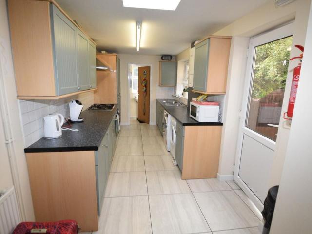 6 bedroom terraced house to rent