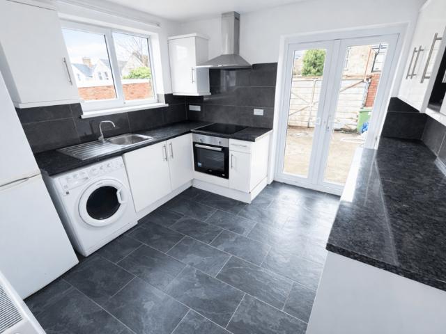 6 bedroom terraced house to rent