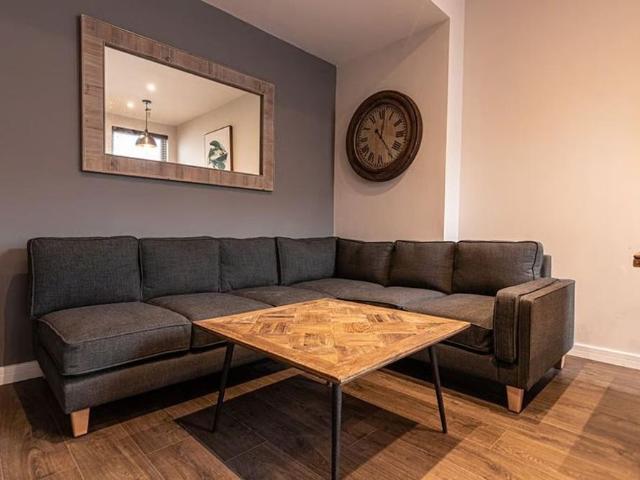 6 bedroom terraced house to rent