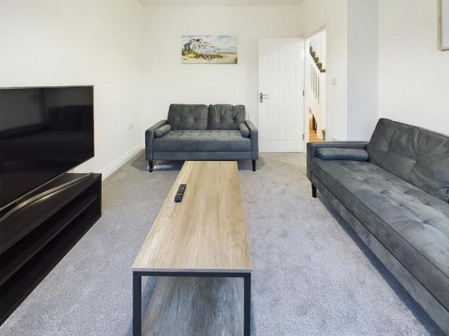 6 bedroom terraced house to rent