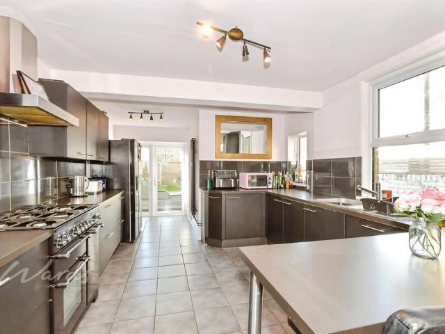 6 bedroom terraced house to rent