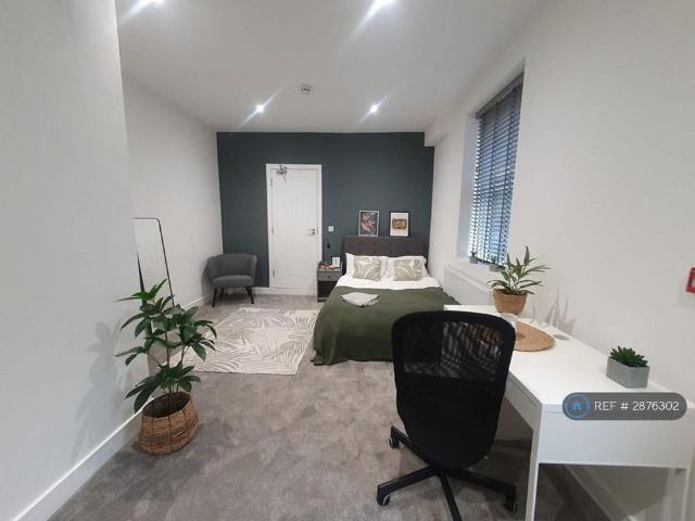 6 bedroom terraced house to rent