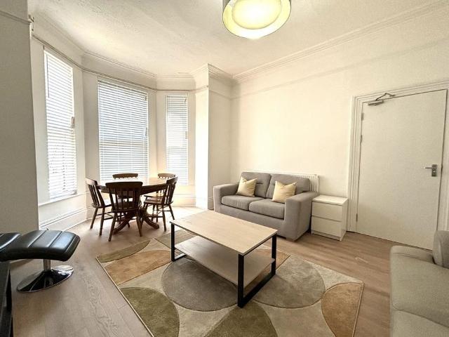 6 bedroom terraced house to rent