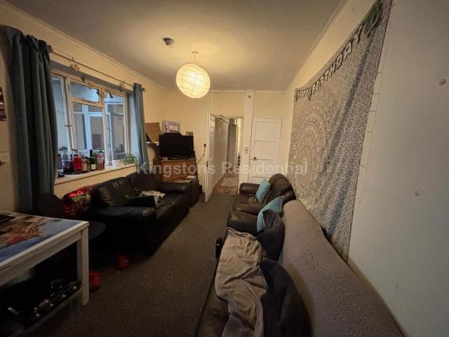 6 bedroom terraced house to rent