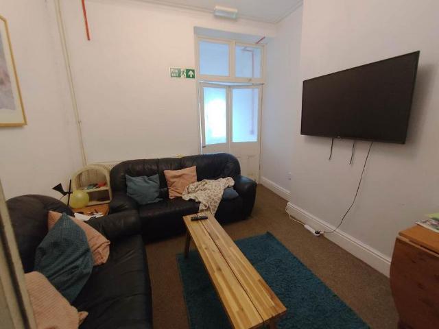 6 bedroom terraced house to rent