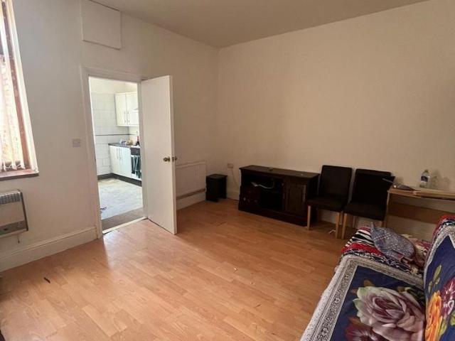 6 bedroom terraced house to rent