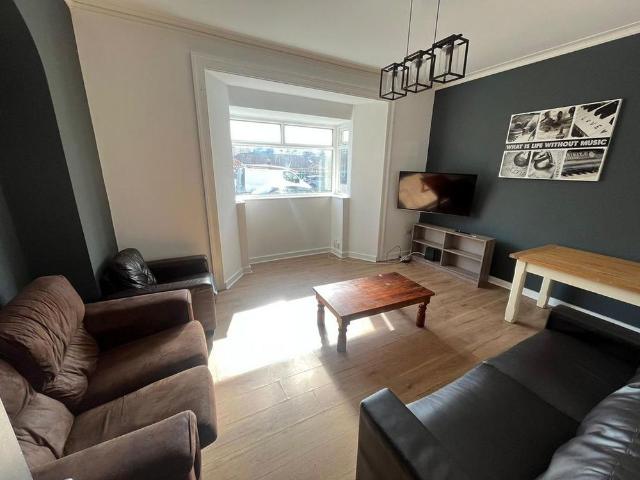 6 bedroom terraced house to rent