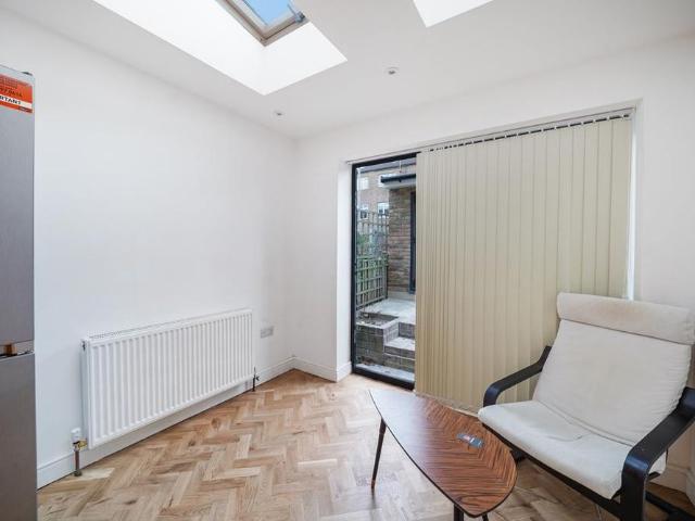 6 bedroom terraced house to rent