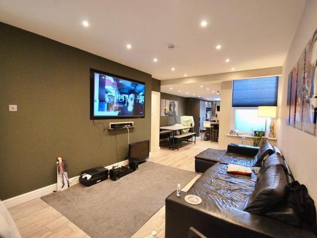 6 bedroom terraced house to rent