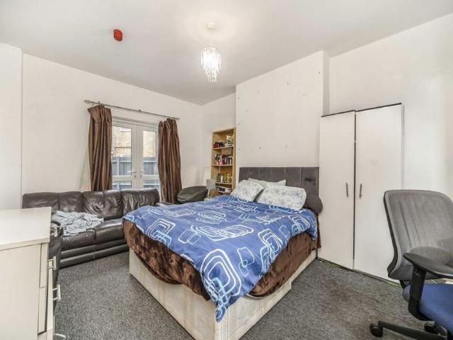 6 bedroom terraced house to rent
