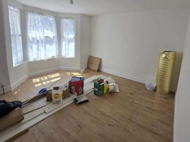 6 bedroom terraced house to rent