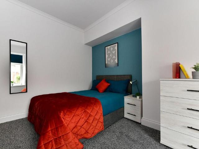 6 bedroom terraced house to rent