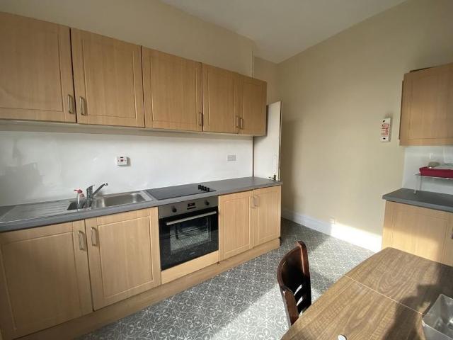 6 bedroom terraced house to rent