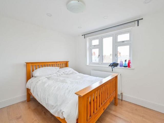 6 bedroom terraced house to rent