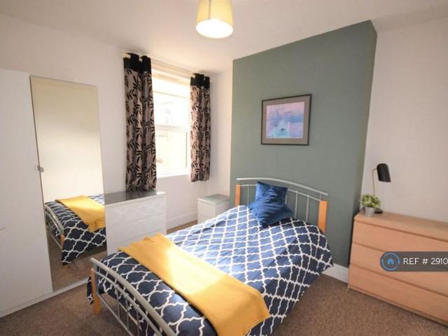 6 bedroom terraced house to rent