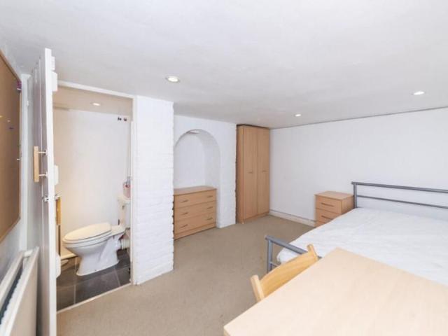 6 bedroom terraced house to rent