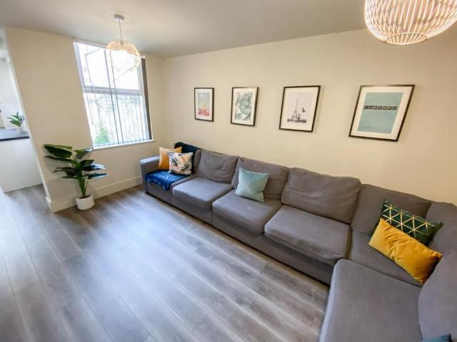 6 bedroom terraced house to rent