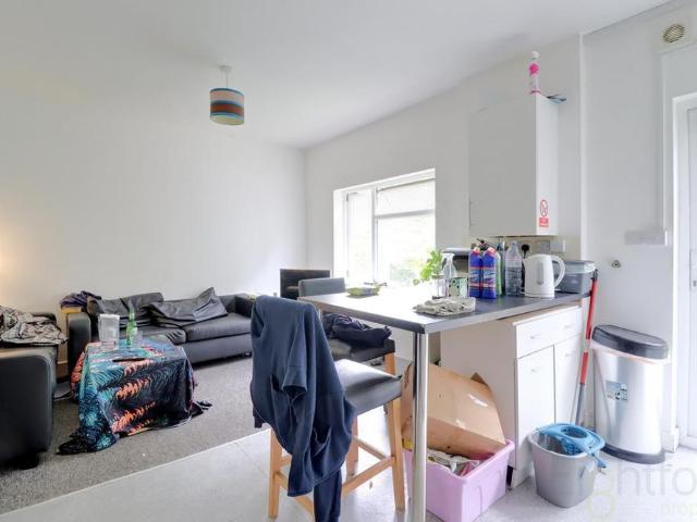 6 bedroom terraced house to rent