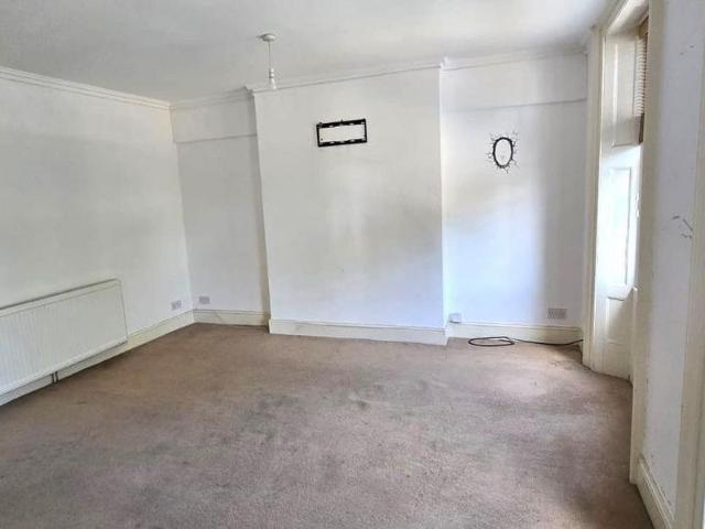 6 bedroom terraced house to rent