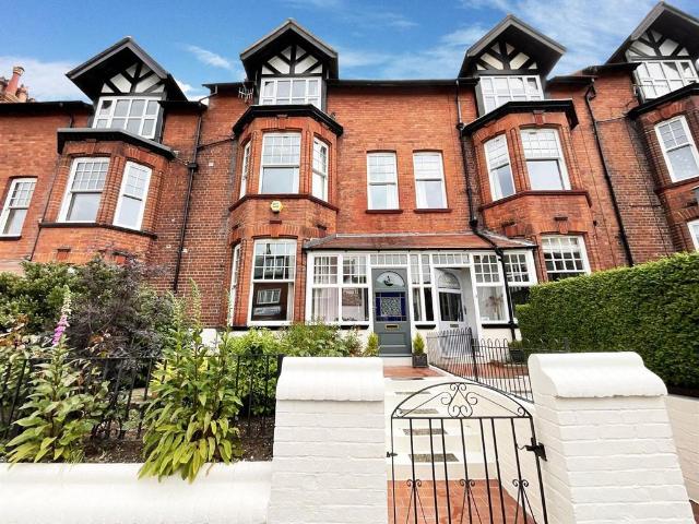 6 bedroom terraced house to rent