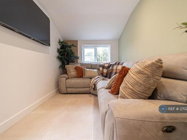 6 bedroom terraced house to rent