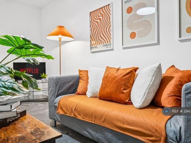 6 bedroom terraced house to rent