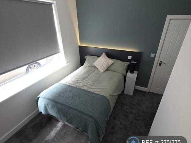6 bedroom terraced house to rent
