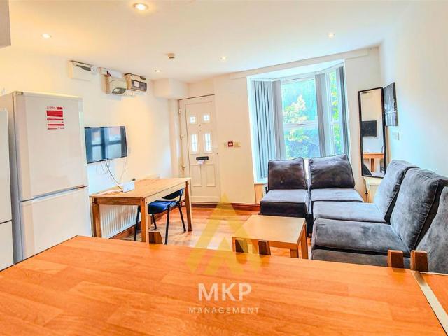 6 bedroom terraced house to rent