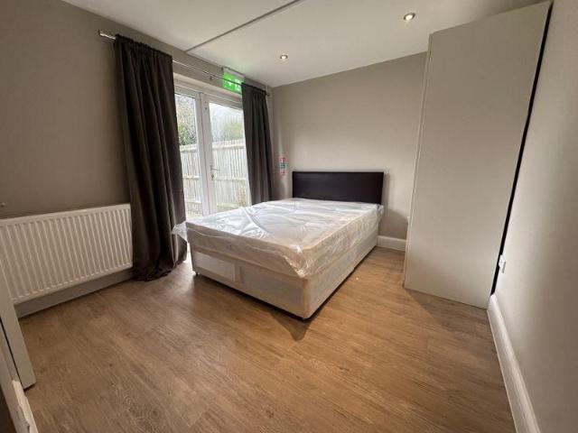 6 bedroom terraced house to rent
