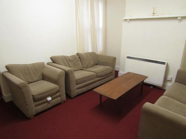 6 bedroom terraced house to rent