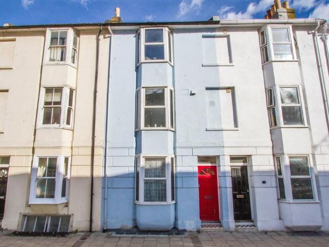 6 bedroom terraced house to rent