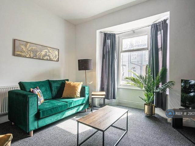 6 bedroom terraced house to rent